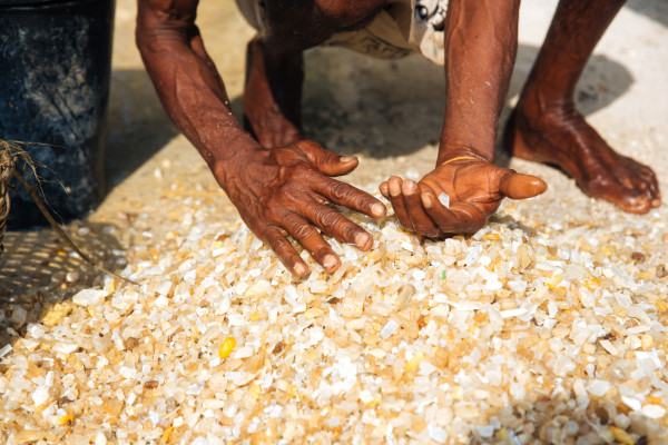 Gemstone mining in Sri Lanka 🇱🇰 - Safir Jewellery & Gems House